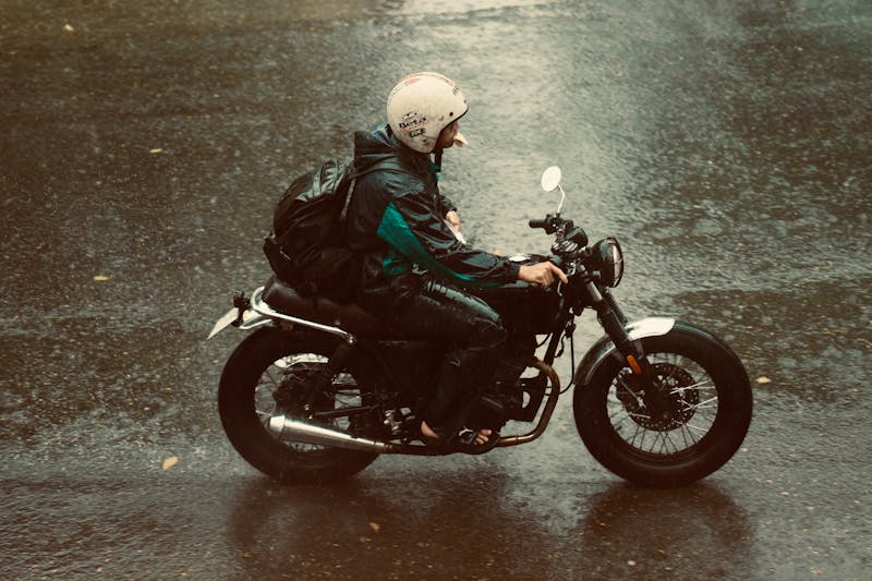 6 Tips Mengendarai Motor dengan Aman dan Nyaman di Musim Hujan - Male Inspire