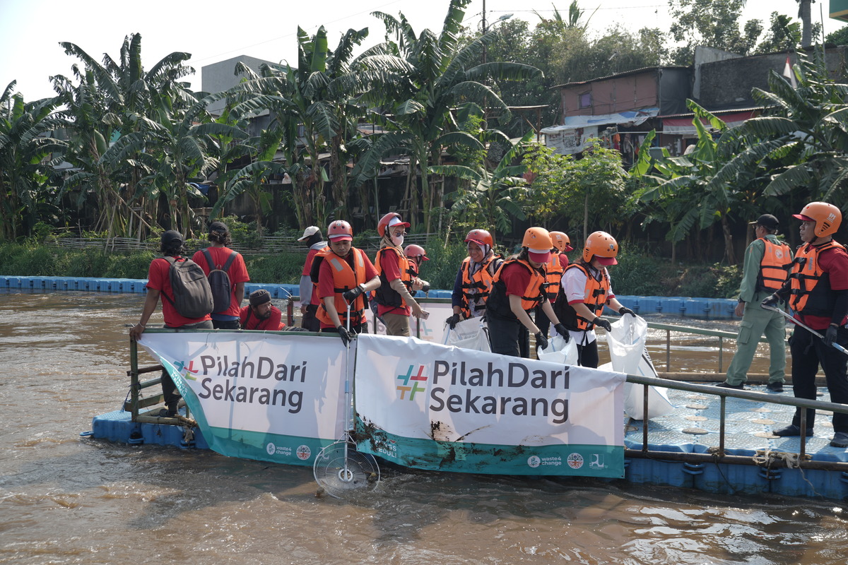 Yayasan Wings Peduli bersama Ratusan Relawan Gelar Aksi Bersih Sungai Ciliwung - Male Inspire